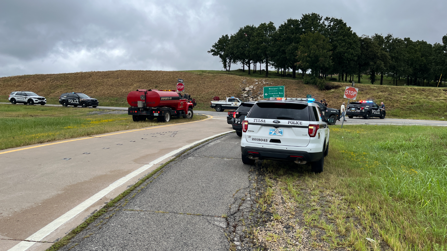 2 in custody after Tulsa chase ends with crash along Highway 412