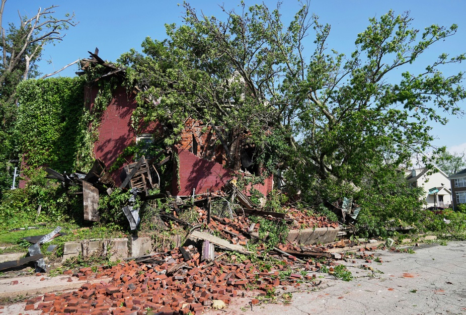 Tornado outbreak: four killed in St Louis storm