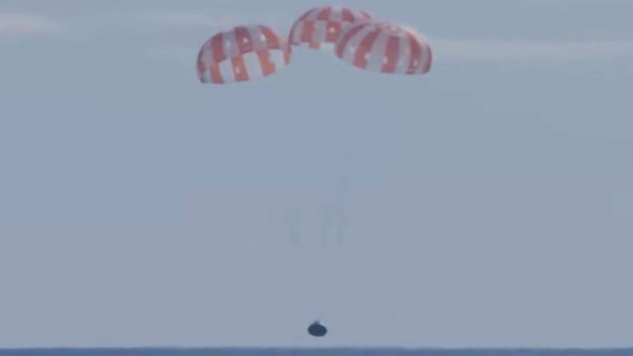 Nasas Orion Capsule Blazes Home From Test Flight To Moon