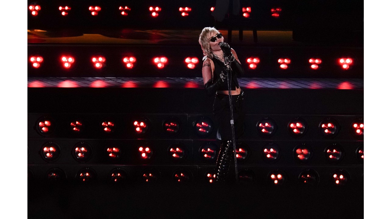 Miley Cyrus' Plane Struck By Lightning, Makes Emergency Landing