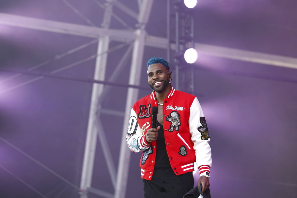 Jason Derulo Tips Waiter $5,000 To Cover A Semester At College