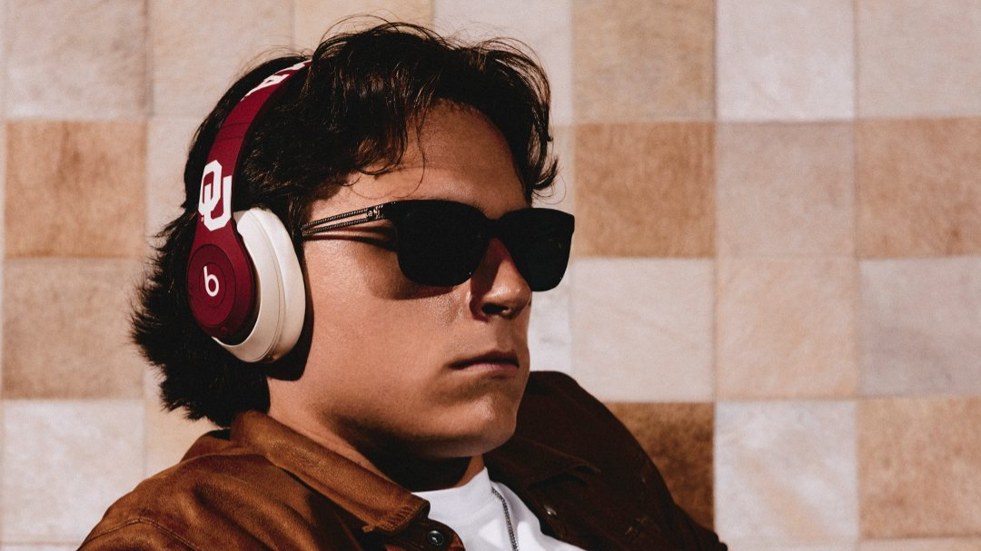 OU QB John Mateer signs NIL deal with Beats by Dre, gifts teammates ...