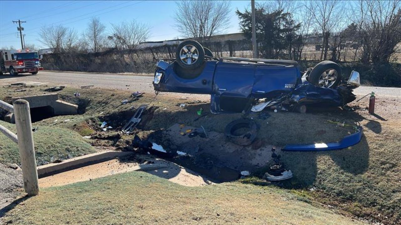 One hospitalized following Southeast Oklahoma City crash